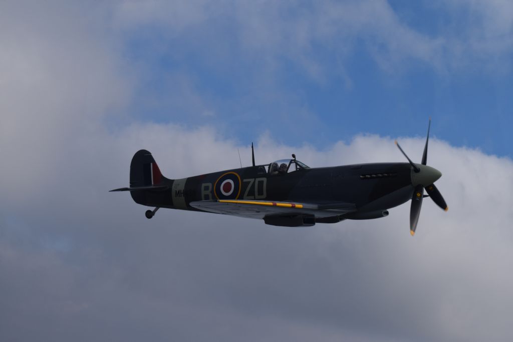 Supermarine Spitfire IX MH434, photographed in the air from Dragon ...
