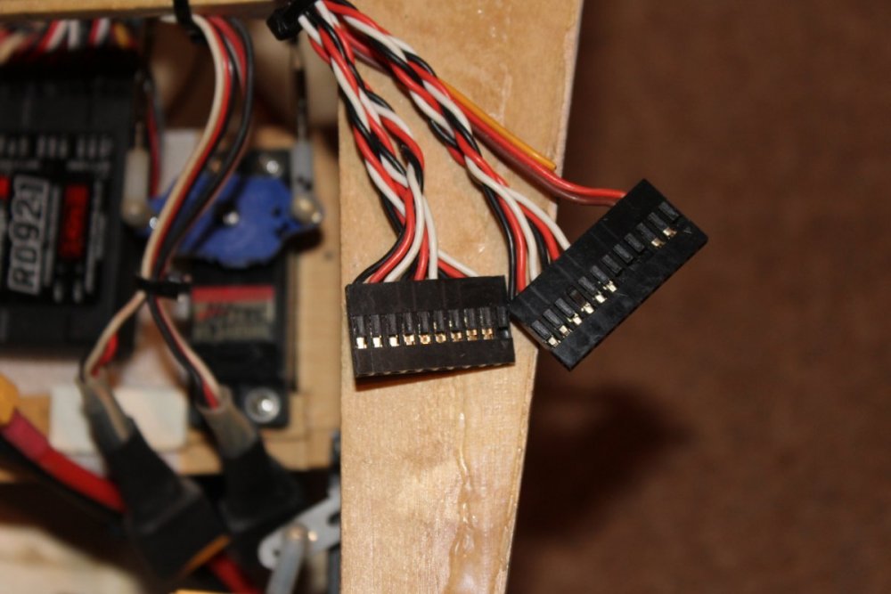 Connector for wing with multiple servos - Gadgets and Electronics - RCM ...